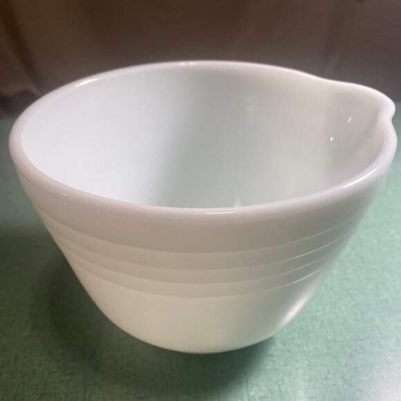 Pyrex | Kitchen | Vintage Six Inch Pyrex Mixing Bowl With Pour Spout ...